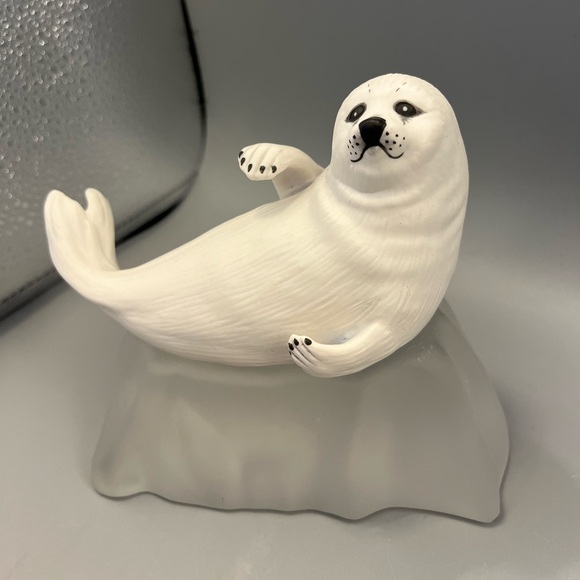 The Franklin Mint | Accents | 987 Franklin Mint Snow Seal Pup Lounging ...